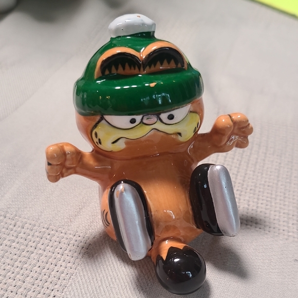 Enesco | Accents | Vintage Garfield Ice Skating Figurine 978 Ceramic ...